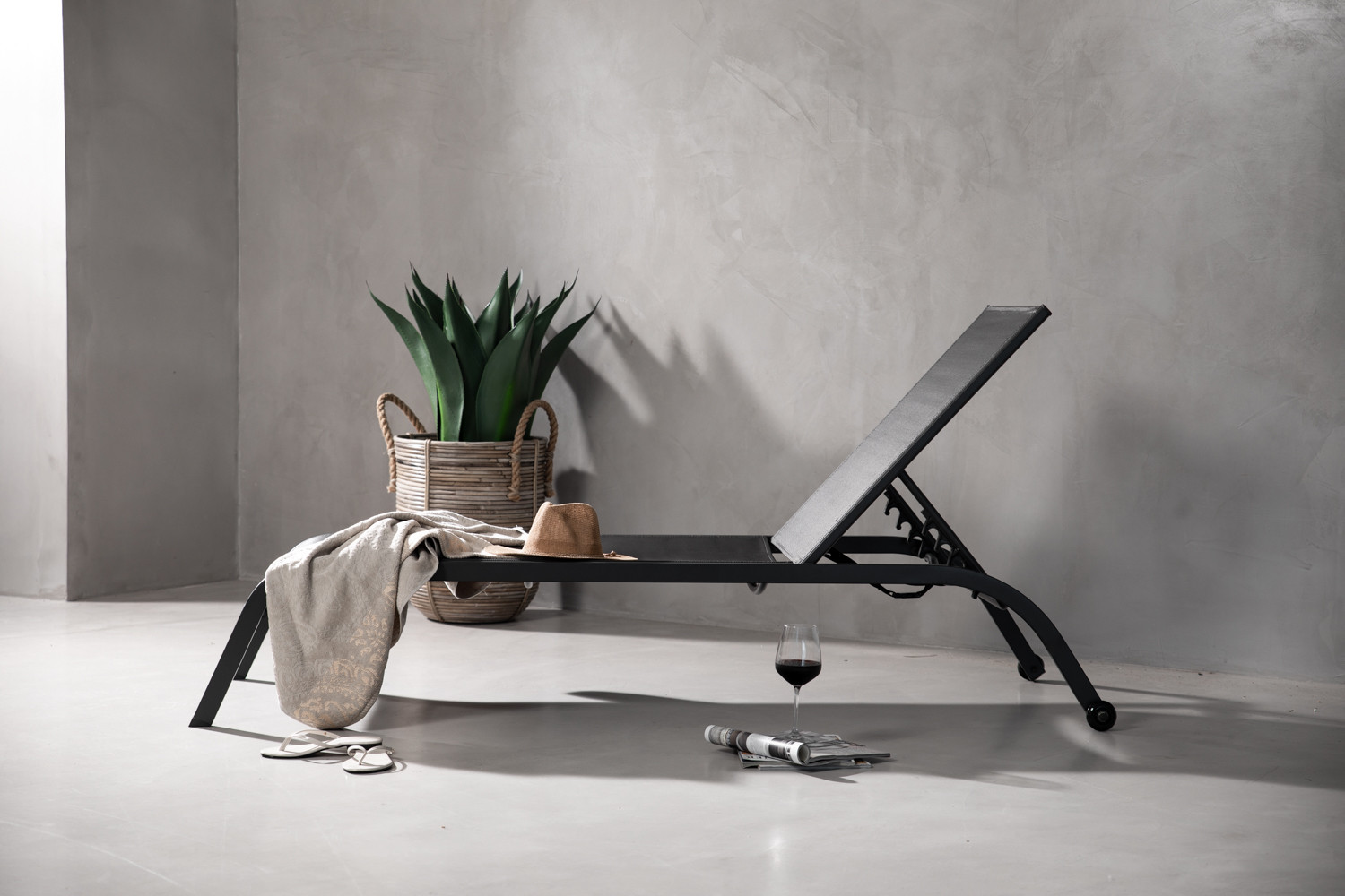 Zaiden Pool Lounger - Charcoal | Cielo