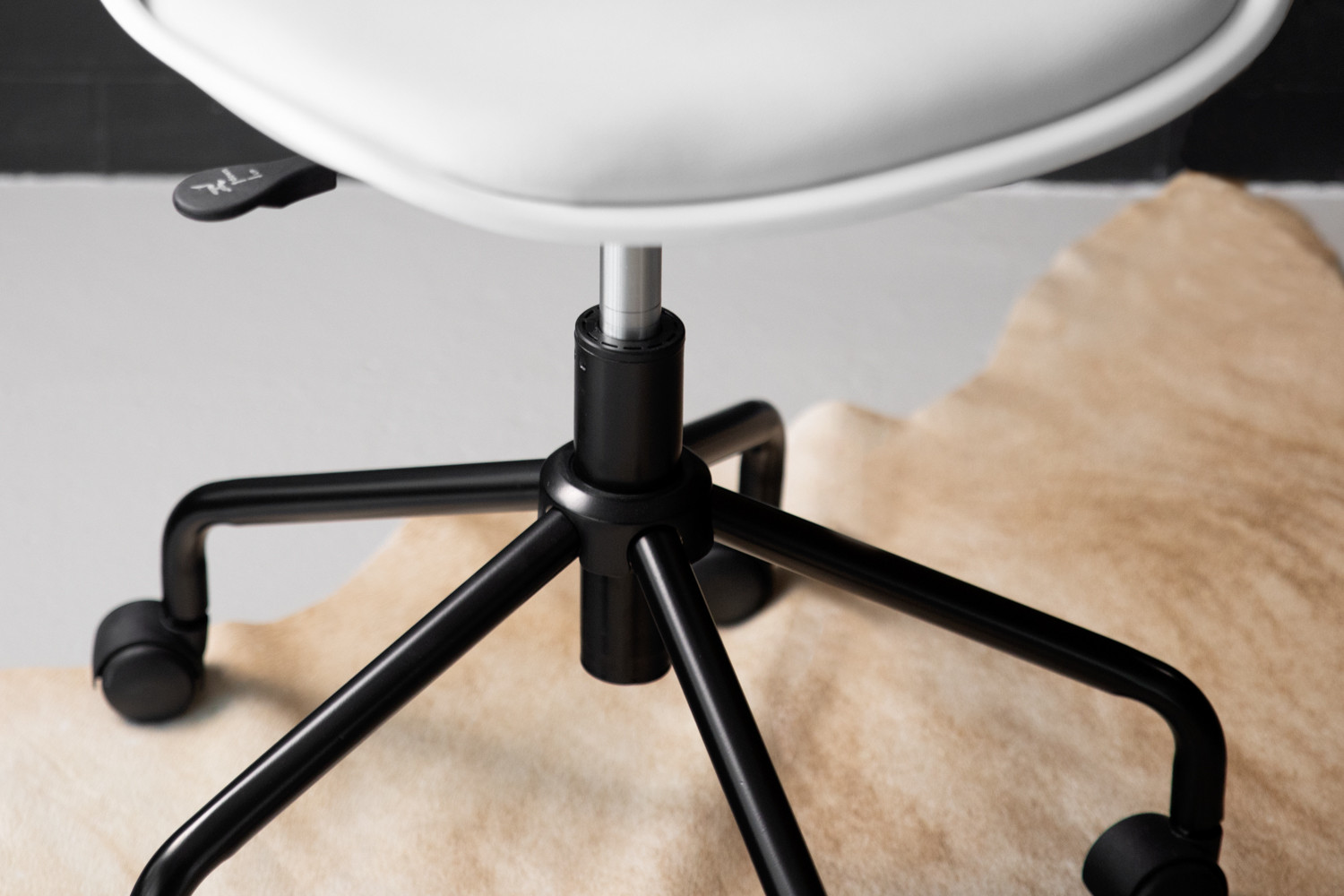 Atom Office Chair - White - Matt Black | Cielo