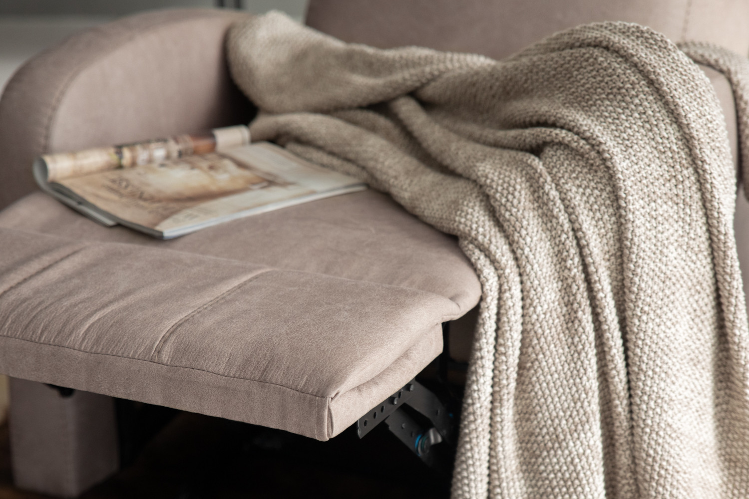 Benton Rocker Recliner - Sandstone | Cielo