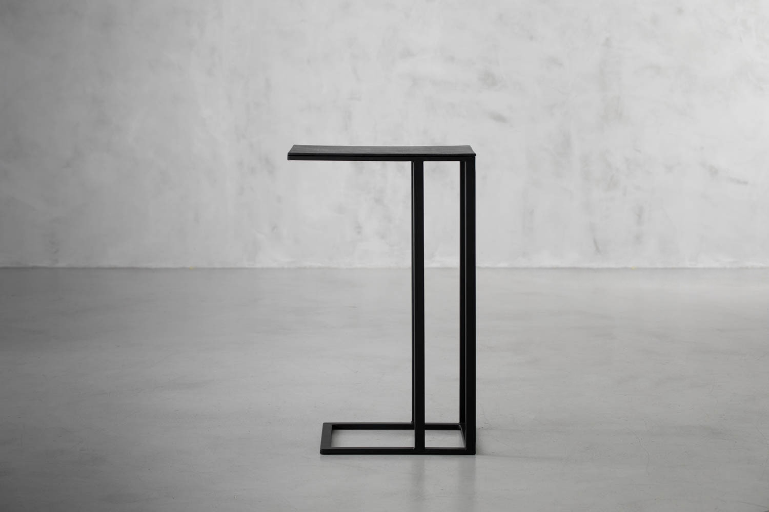 Gianni Arm Table | Cielo
