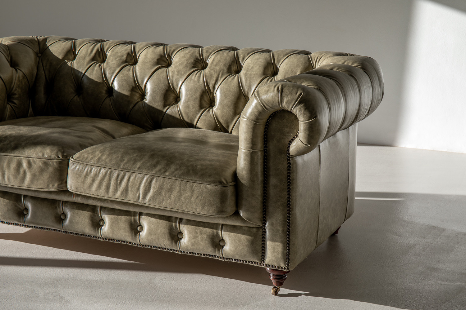 Jefferson Chesterfield 2-Seater Leather Couch | Cielo