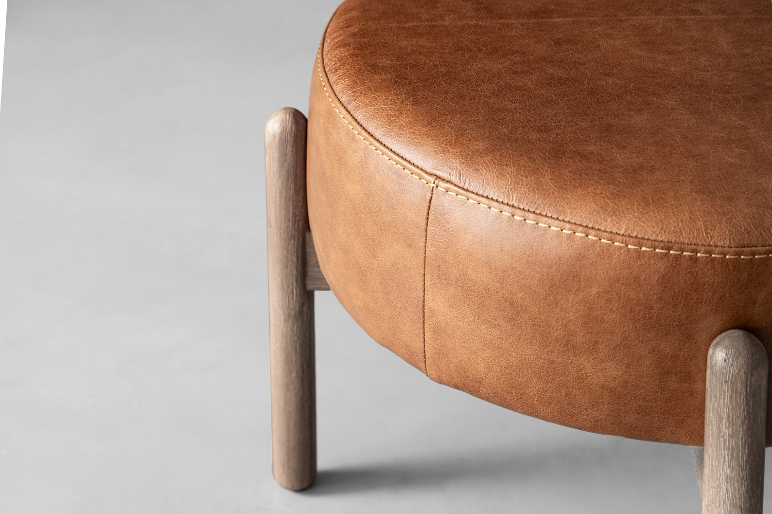 Prague Round Leather Ottoman Medium - Vintage Tan | Cielo