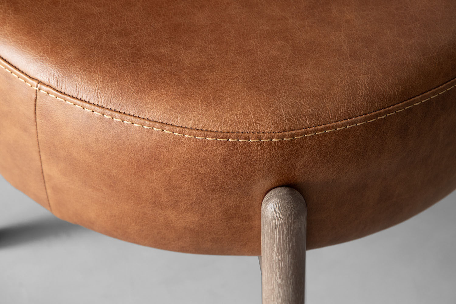 Prague Round Leather Ottoman Medium - Vintage Tan | Cielo