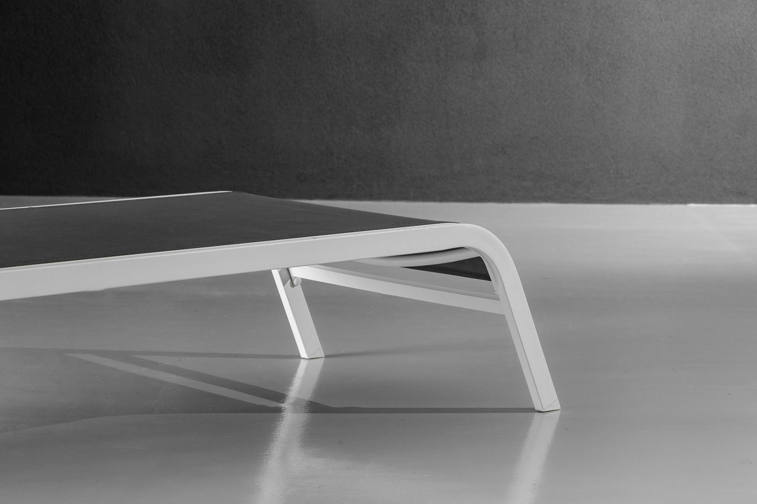 Zaiden Pool Lounger - Slate & White | Cielo
