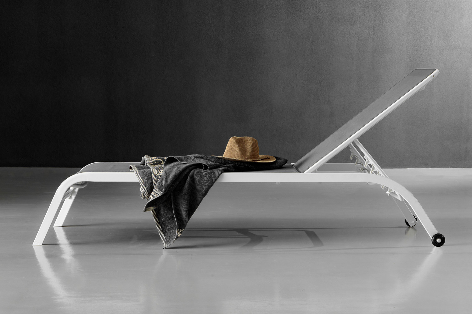 Zaiden Pool Lounger - Slate & White | Cielo