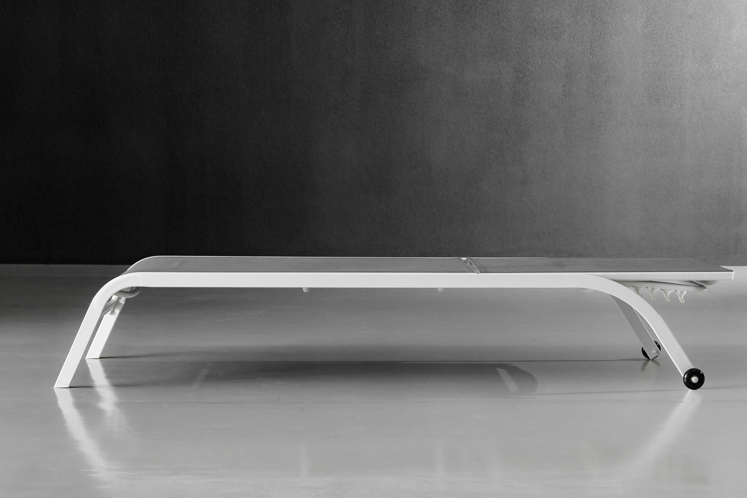 Zaiden Pool Lounger - Slate & White | Cielo