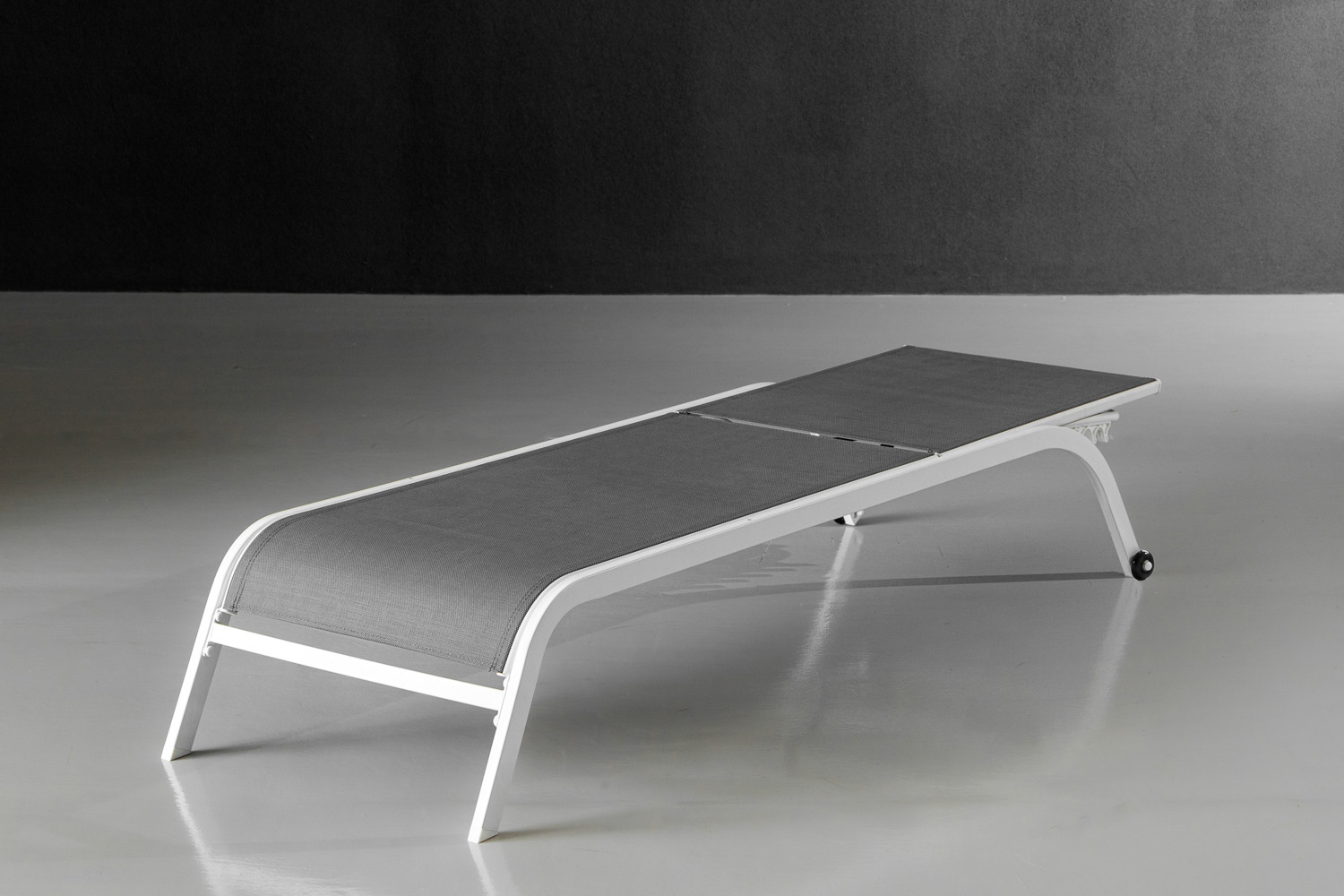 Zaiden Pool Lounger - Slate & White | Cielo